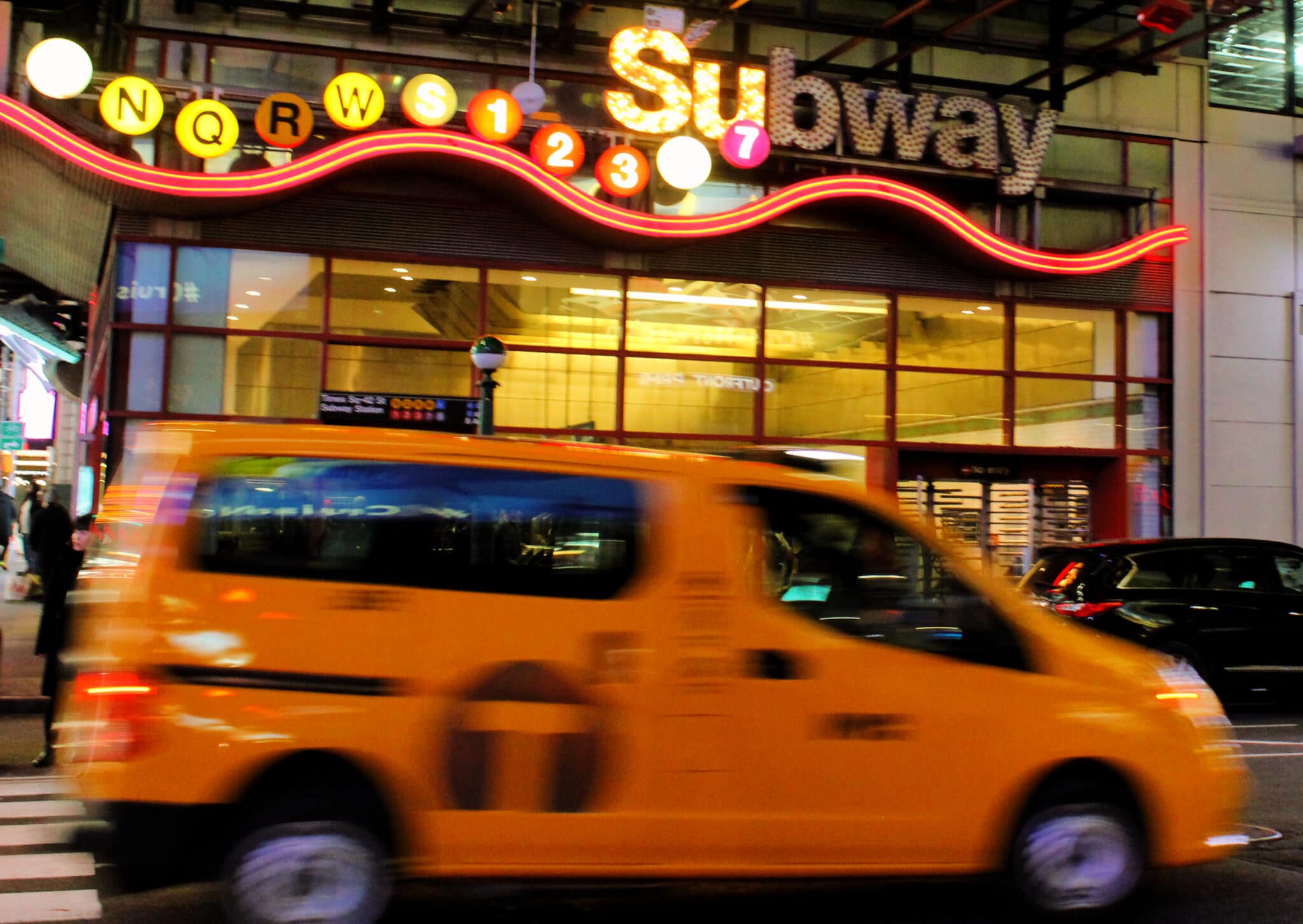 How to Hail a Cab Like a New Yorker: Local Tips You Need!