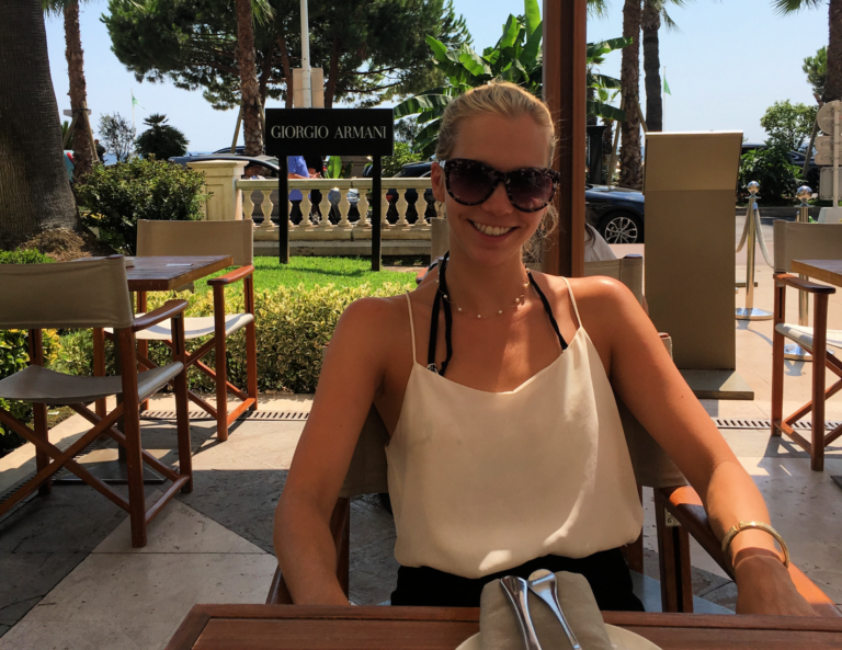 18 Tips for Eating at Restaurants Alone From a Solo Traveler