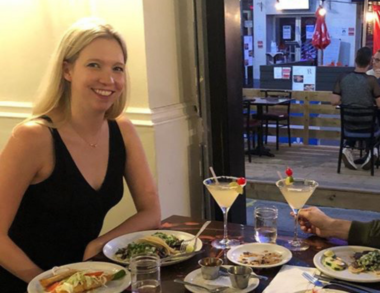 18 Tips for Eating at Restaurants Alone From a Solo Traveler