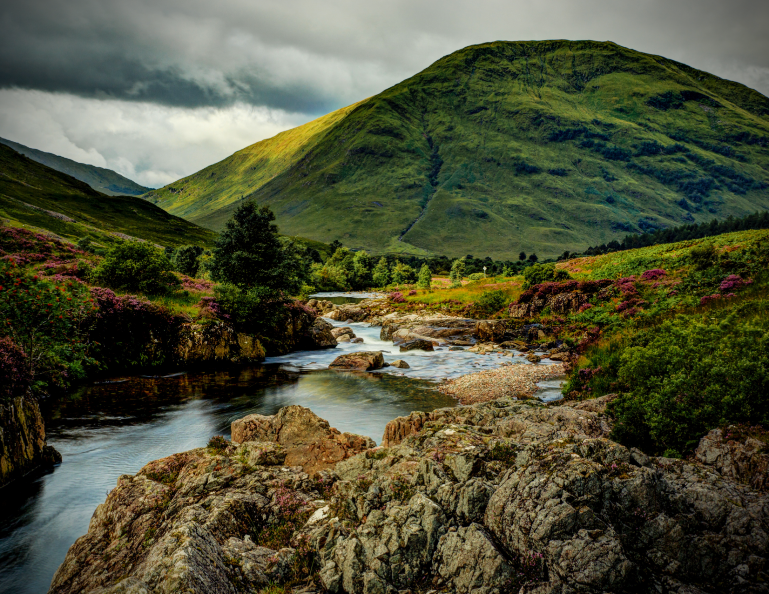 Edinburgh Solo Travel: Tips + 22 Exciting Things to Do Alone